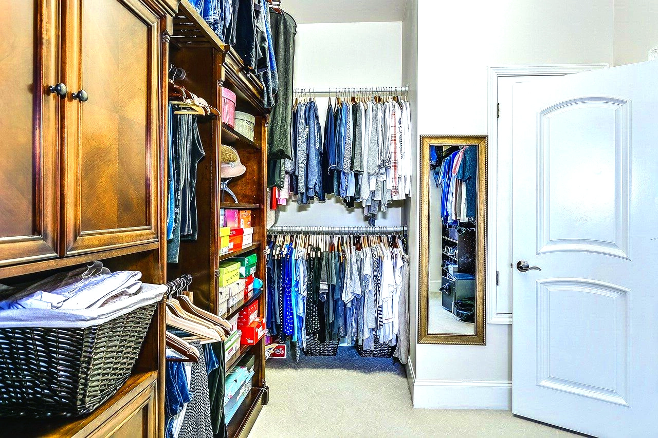 A Clutter-Free Wardrobe: 7 Ways to Organize Your Closet - Brand Name ...